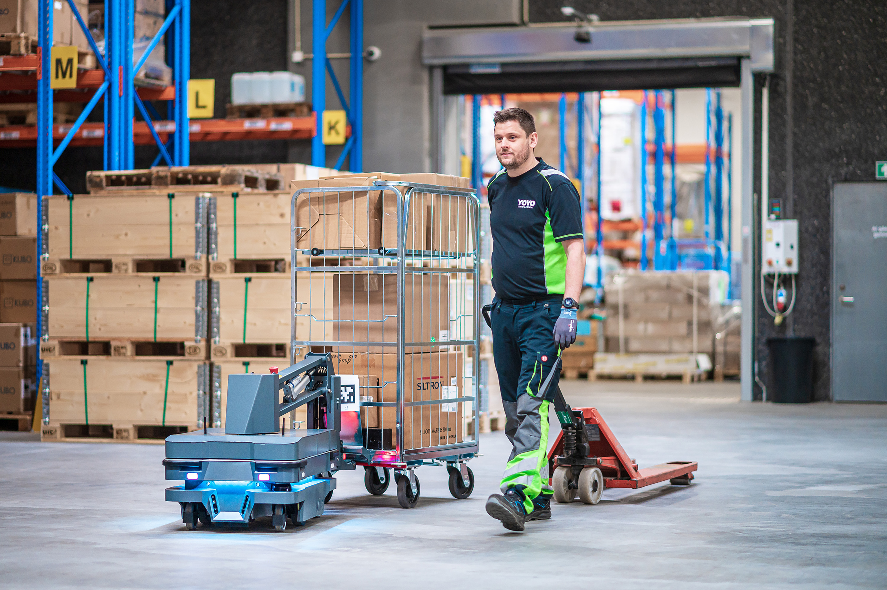 Robot mobile autonome capable de tracter des chariots
